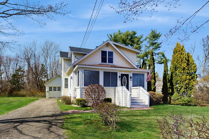 Walk Everywhere 2br Dog Friendly | Fireplace - Kennebunkport, ME