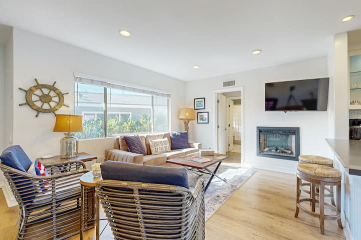 Bright 1br | Deck | Fireplace | Easy Walk To Beach - San Clemente, CA