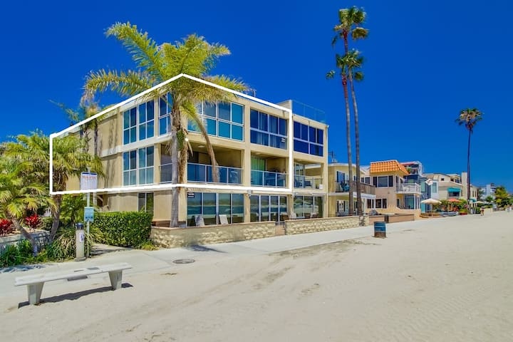 3 Levels Of Waterfront + 2 Exclusive Patios + Ac - California