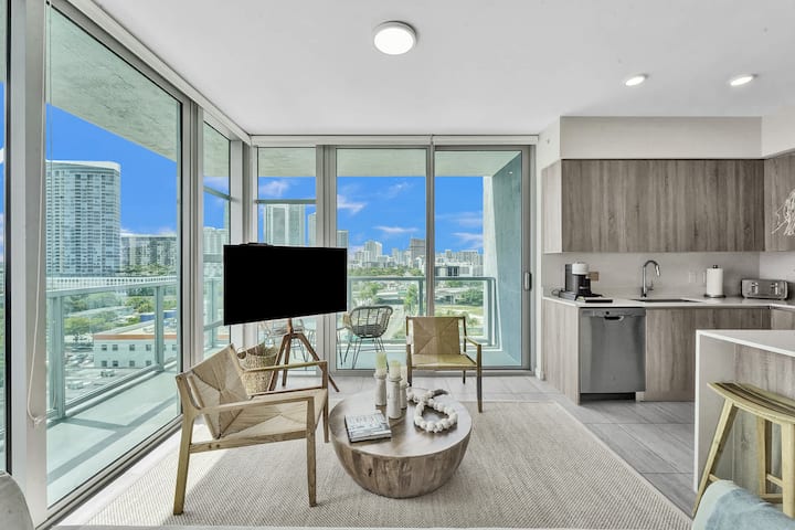 New Stunning Ocean Views, 2 Bdrms Corner Condo - Miami, FL