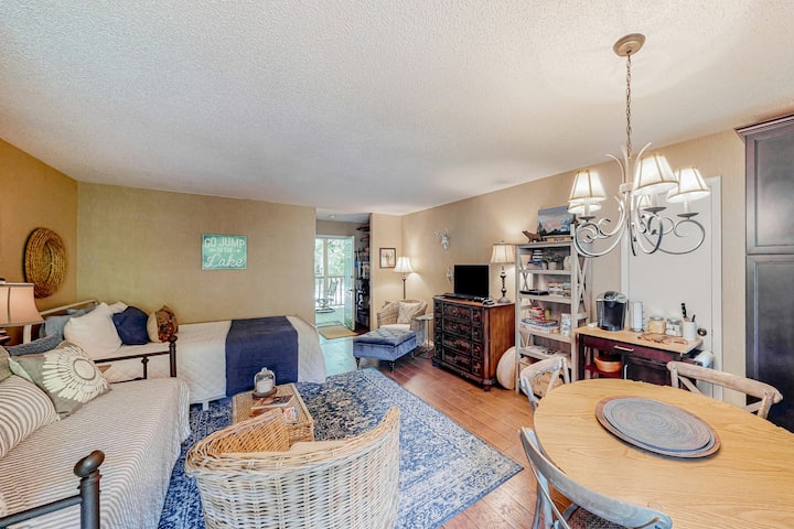 Studio With Pool, Tennis, Hot Tub, & Kitchenette - Lake Lure, NC