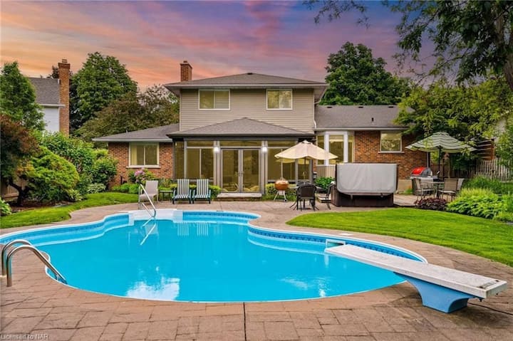 Winery Escape Oasis | Pool | Hot Tub | Bbq | Bar - Niagara-on-the-Lake