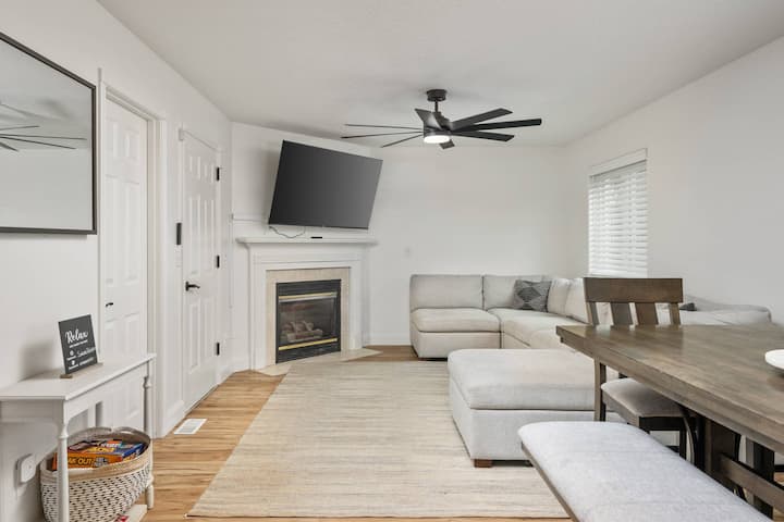 Wonderfully Updated, Pet Friendly, Pool Table - Gresham, OR