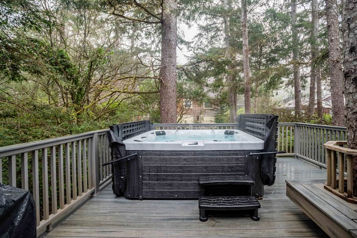 Two Story Cottage, Hot Tub, Block To Ocean - Manzanita, OR