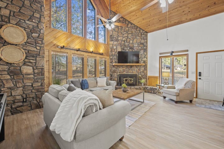 Regal Raccoon -5 Bedroom Cabin - Broken Bow, OK