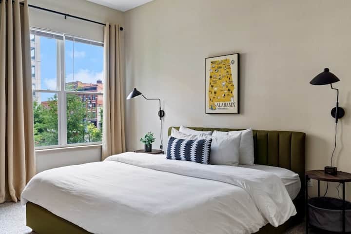 Chic Downtown 1br | King Bed Retreat - Montgomery, AL