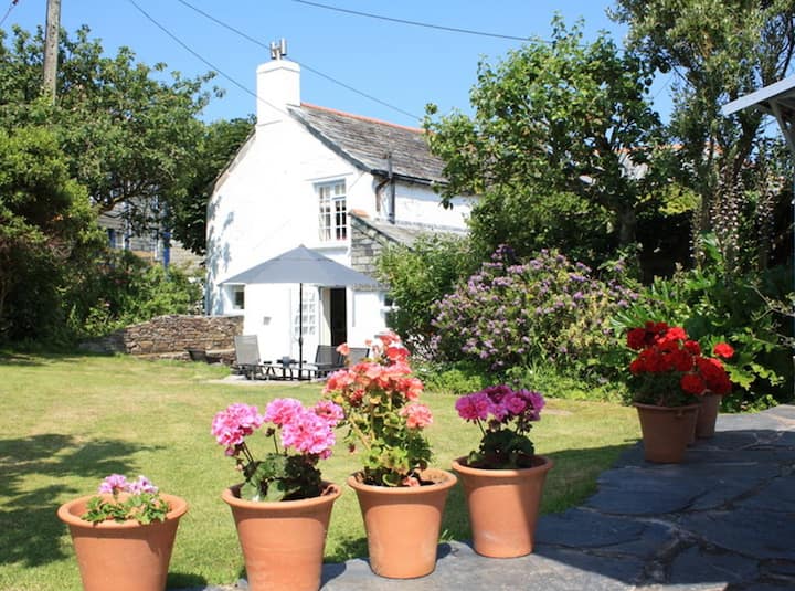 Brook Cottage Is A Traditional Fisherman's Cottage - Port Isaac