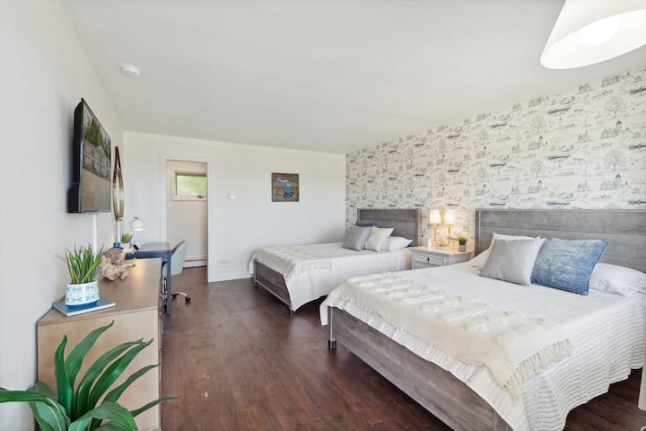 Lake View Queen Suite - Petoskey, MI