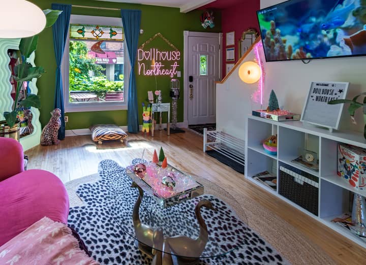 Vibes & Style At The Dollhouse! Arts District Gem - Minnesota