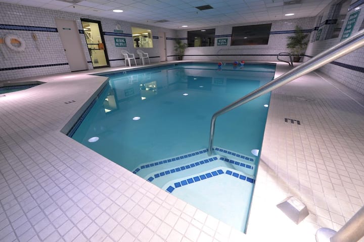 2 Comfortable Units! Pool Access & Hot Tub Onsite! - Nampa, ID