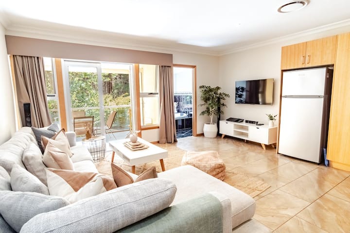 Monterey - Relaxed Living For Couples On Delany - Bright