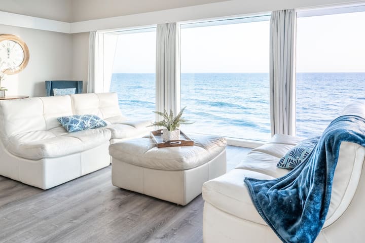 On The Sand - Ocean Views, Beachfront Access - Carlsbad, CA