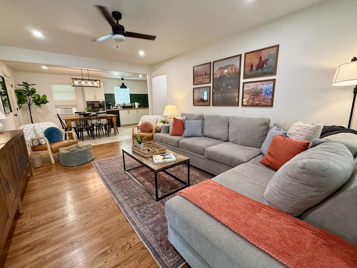 Family-ready • 3br + Backyard Near The Square - Decatur, TX