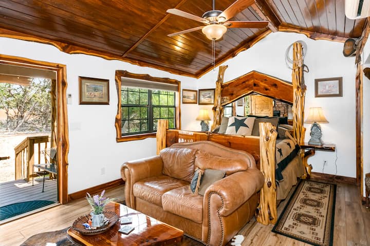 Cedar Bliss Star Cabin | King Bed, Mini Kitchen - Fredericksburg, TX