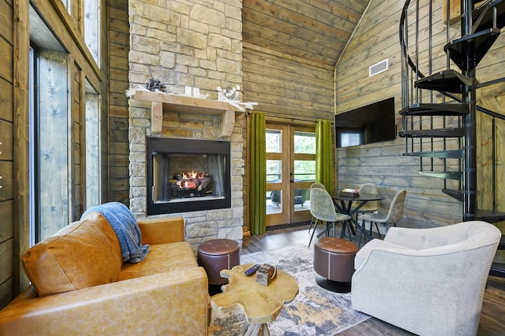 King Br+loft W Hot Tub, 4.6 Miles To Marina! - Broken Bow, OK