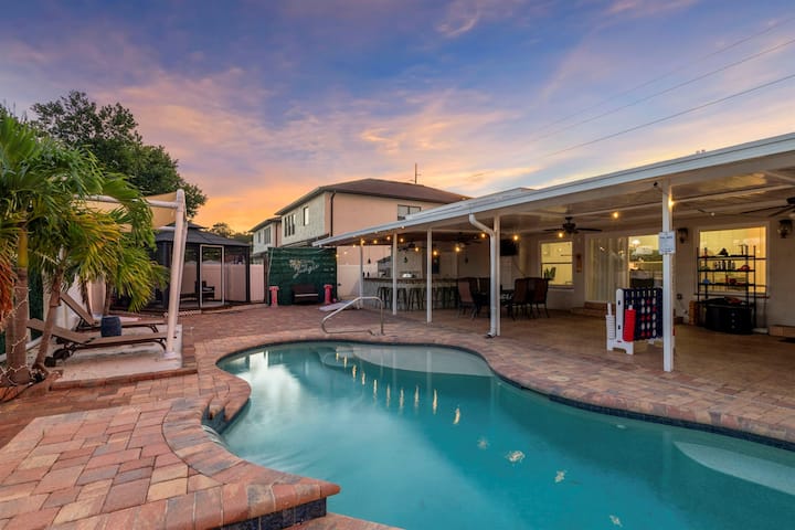 Tampa Oasis W/ Cabanas + Pool - Tampa, FL