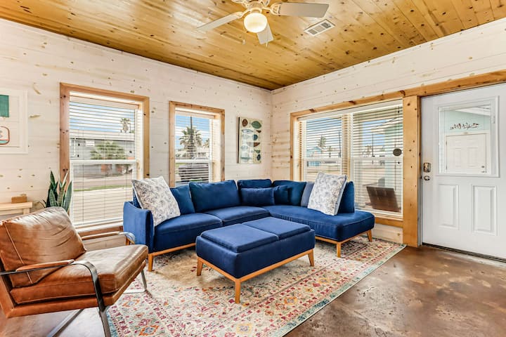 3br Near The Beach With Pool, Patio & Balcony - Port Aransas, TX