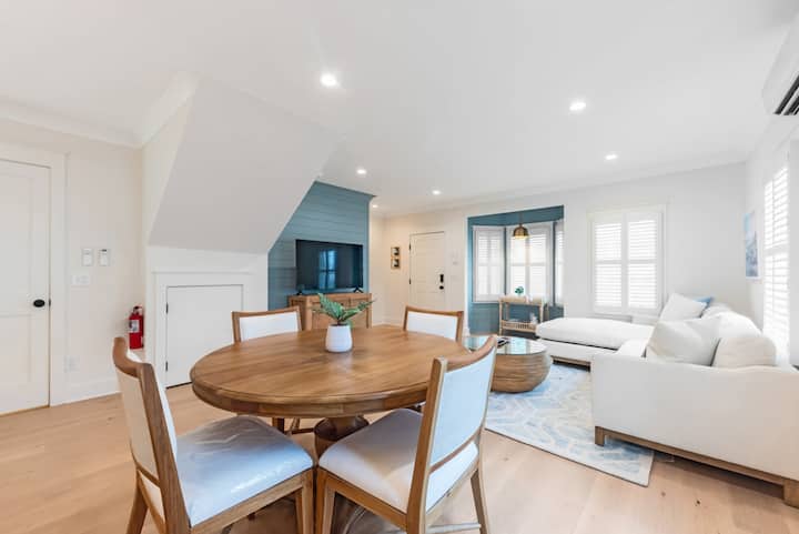 Elegant & Vibrant Retreat ~ 5* Location ~ Parking! - Charleston, SC