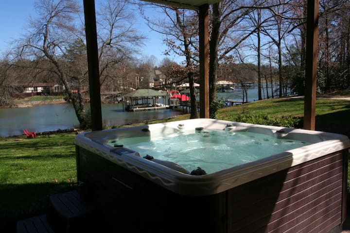 Lakeside Lodge By Avantstay | Hot Tub + Dock - Denver, NC