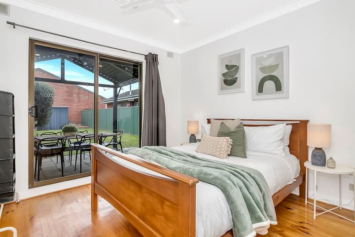 West Beach Hideaway: A Relaxed Coastal Locale - Adelaide