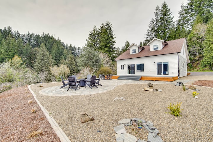 Charming Florence Home W/ Fire Pit & River Views! - Florence, OR