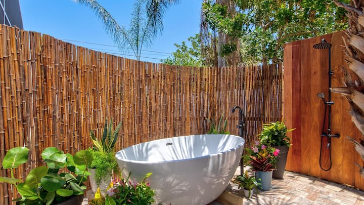 4bdr Ami Escape | Pool, Outdoor Tub, & Fun Games! - Bradenton, FL