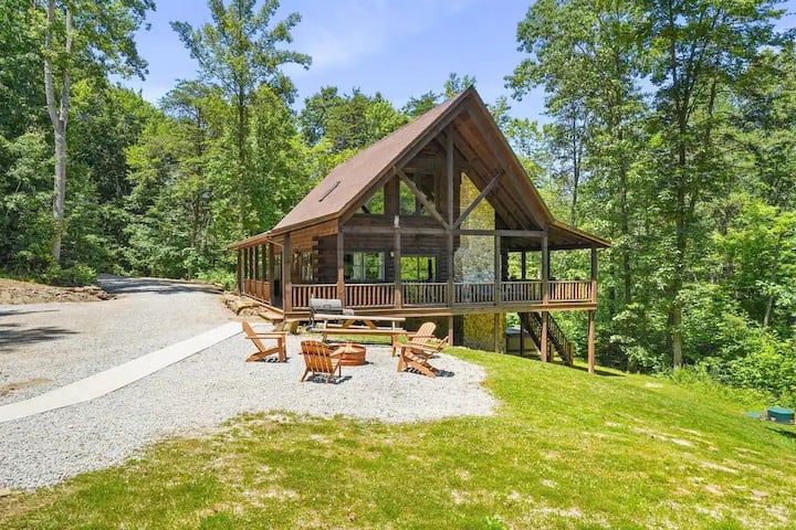 Grizzly Ridge | Pool | Hot Tub - Lake Hope State Park, OH