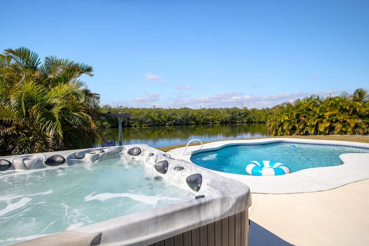 Waterfront Paradise W/ Own Pool, Hot Tub & Kayak! - Cocoa Beach, FL
