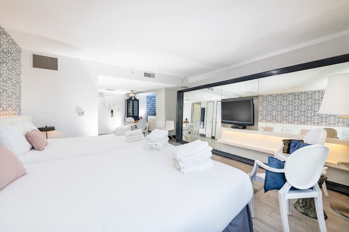 Fantastic Studio W Pool South Beach 5* Hotel - Miami Beach, FL