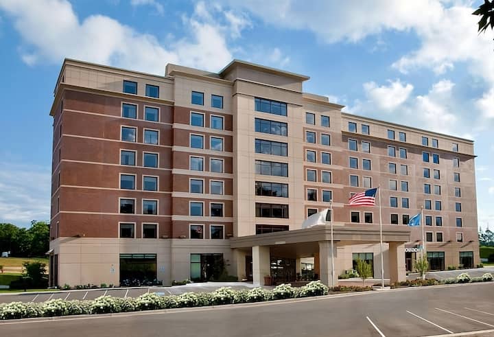 Discover Wauwatosa! Indoor Pool, Free Parking! - Milwaukee, WI