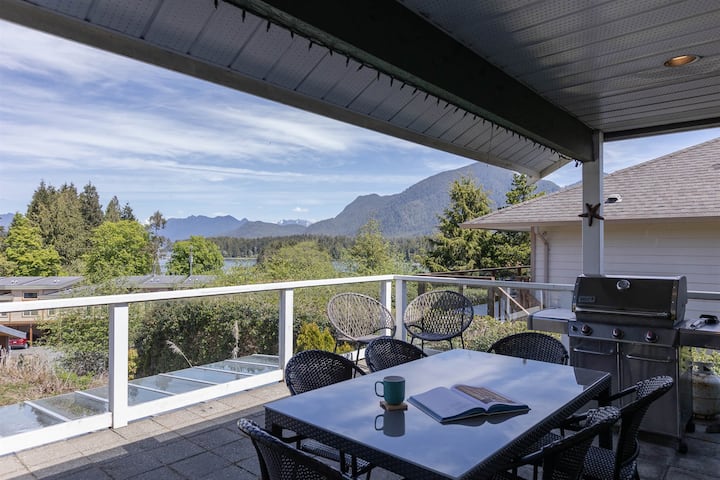 Stormfront Guesthouse-downtown, Hot Tub, Arcade! - Tofino