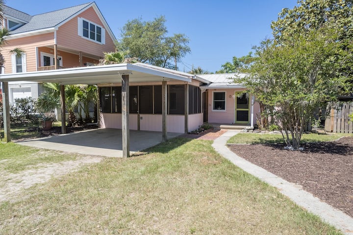 Conch Cottage, Pets Screen Porch  Ocean Close - Tybee Island, GA