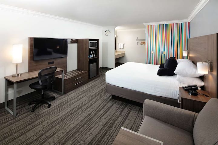 Relax And Recharge! Free Parking, Onsite Pool - Temecula
