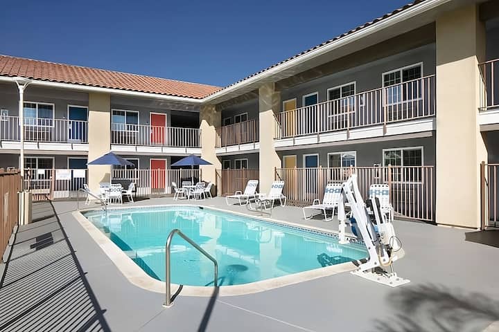 Your Relaxing Getaway Awaits! Free Parking, Pool - Temecula, CA