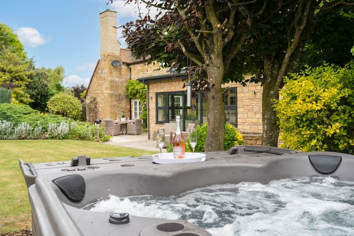 Family Friendly Property With Hot Tub -Manor House - Cotswolds