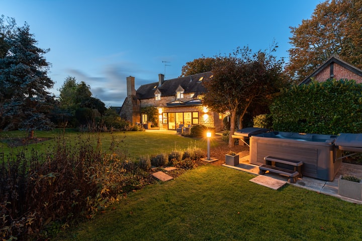 Family Friendly Property With Hot Tub -Manor House - Worcestershire