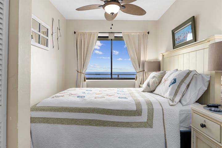 Cozy Beach Retreat | Walk To Sand | Quiet & Clean - North Myrtle Beach, SC