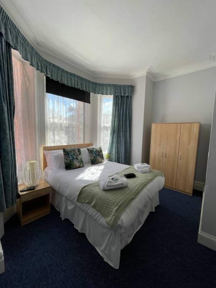 The Silver How - Room 2 - Bournemouth