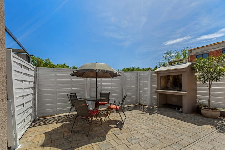 Cozy Two Bedroom Apartment Rose With Terrace - Funtana
