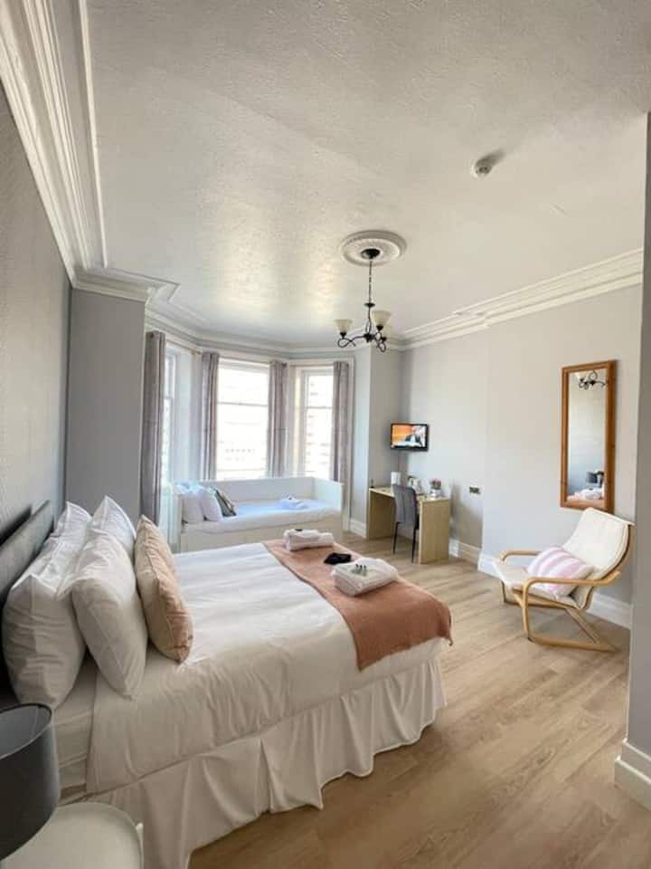 The Silver How - Room 5 - Bournemouth