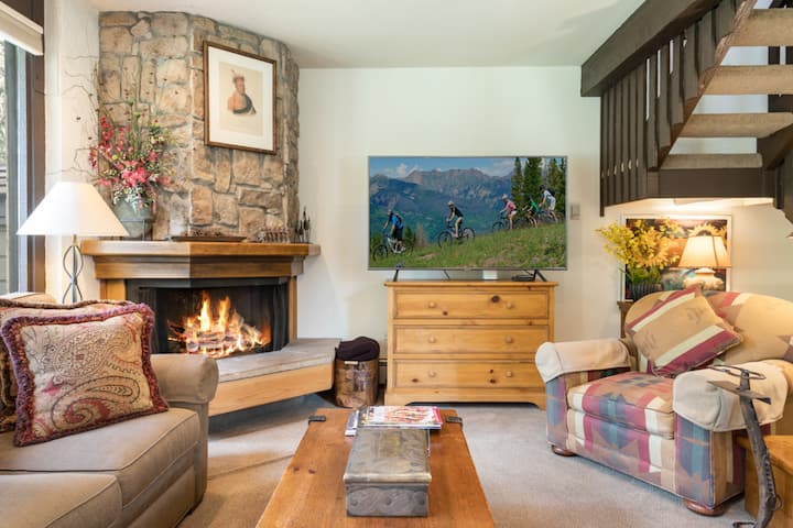 Chic Rustic Townhome On Creek - Vail, CO