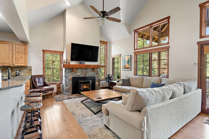 Serene Townhome|walk To Lift With Private Hot Tub - Donnelly, ID