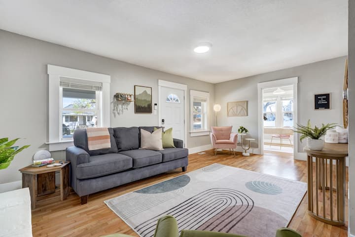 Institute Aura! Family Home W Quiet Workspace - Colorado Springs, CO