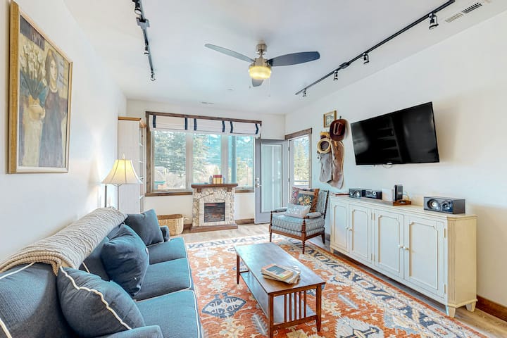 2br New Condo With Rooftop Patio, Mtn Views, Grill - 콜럼비아 팔스