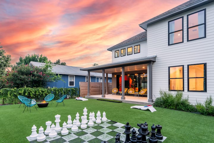 Stylish 6br Home 7 Minutes From Downtown—sleeps 16 - Austin, TX