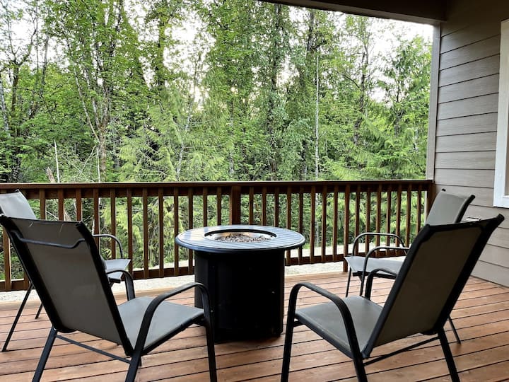 Lovely Condo Close To Town With Forest View - Kelso, WA