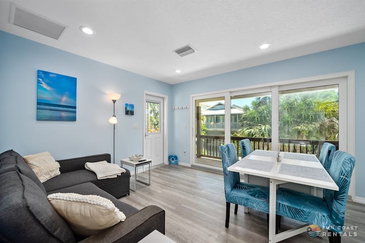 Steps To The Beach! Dog Friendly Loft With Balcony - New Smyrna Beach, FL