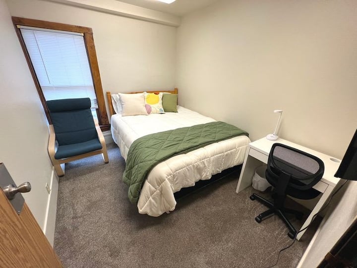 Cute And Cozy Queen - Eugene, OR