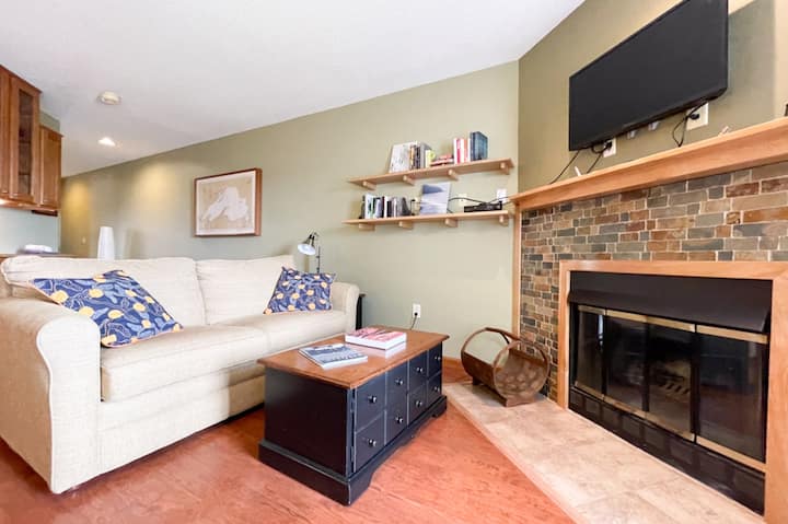 Modern Condo Just Steps From The Lake - Bayfield, WI