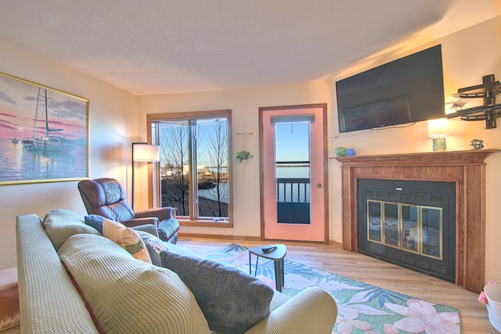 Chic And Modern Beach Front Condo With Lake Views - Bayfield, WI